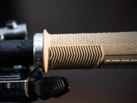 PEATY´S Grips Monarch Grip Pro | Knurl Race Control | brick red 32 mm