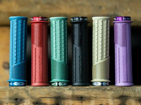 PEATY´S Grips Monarch Grip Pro | Knurl Race Control | brick red 32 mm